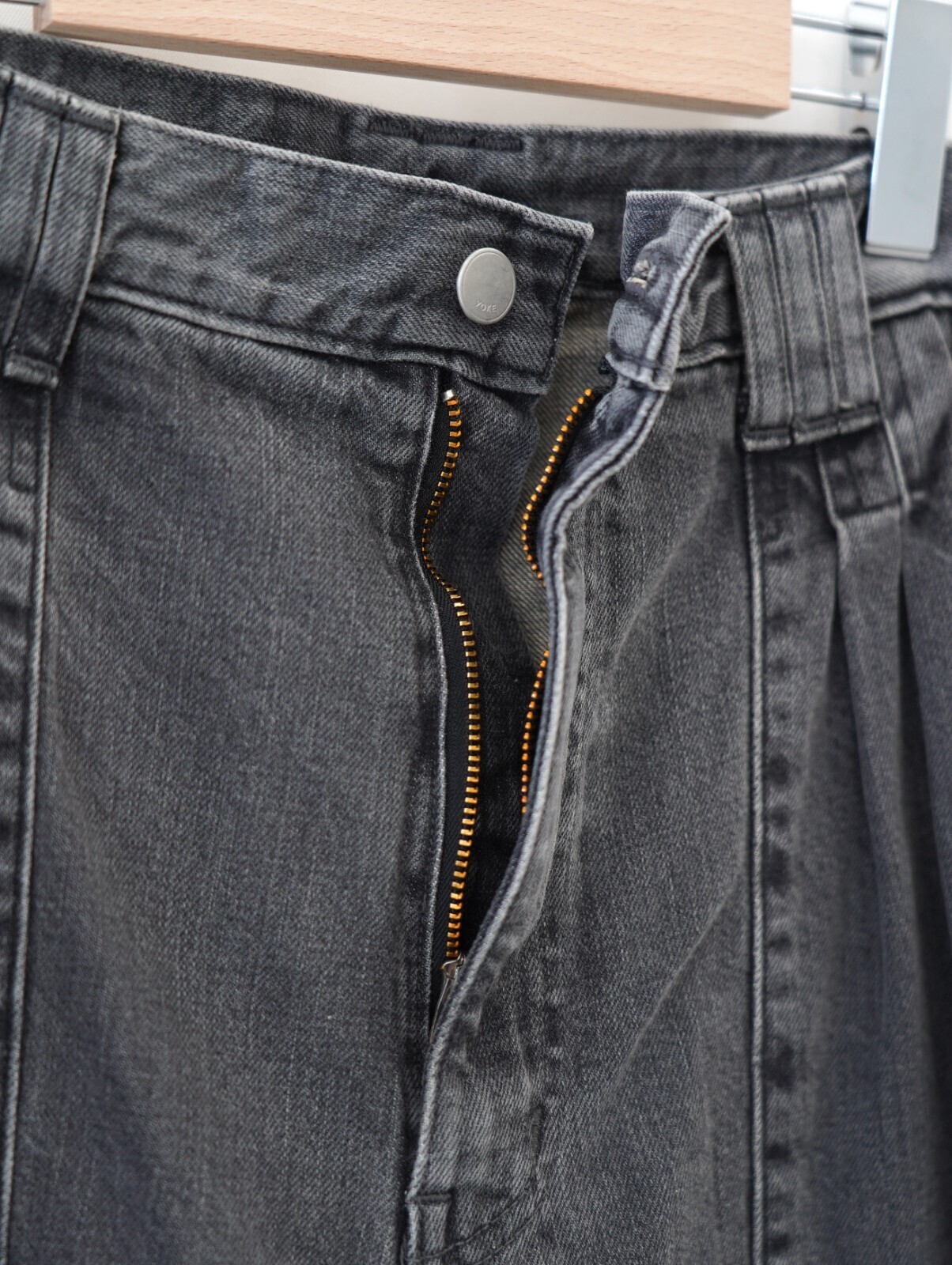 Vintaged Wash Denim 3pleated Wide leg Trousers YOKE 